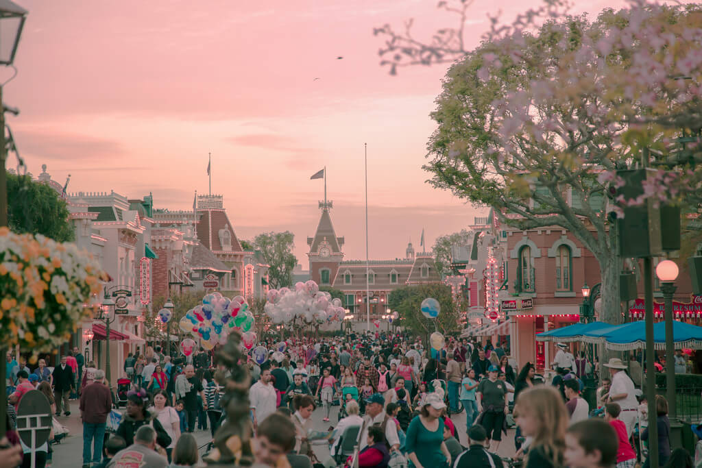 Disneyland in March: Best & Worst Days to Go – Is It Packed? – Real ...