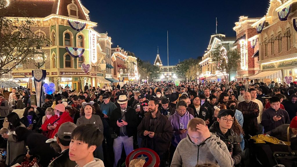 Days to Avoid Going to Disneyland This Summer – Is It Packed? – Real ...